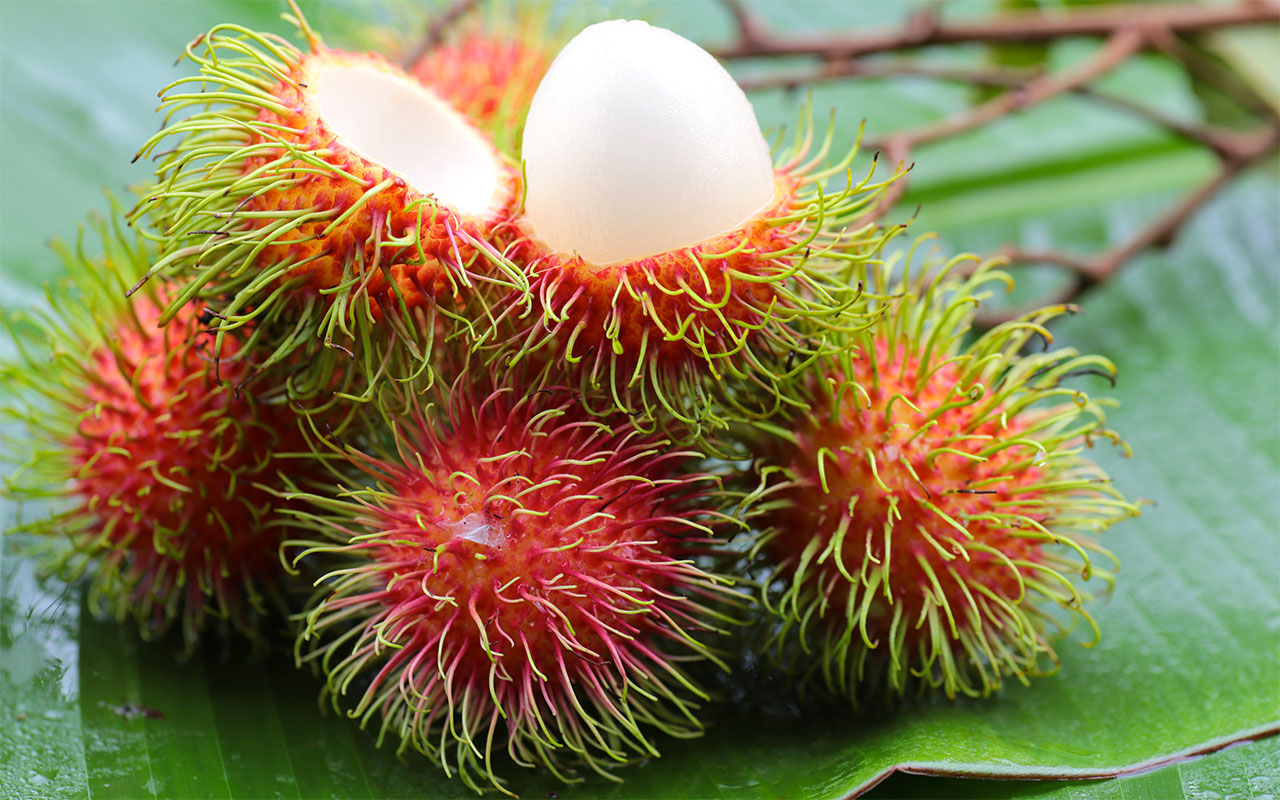 Rambutan: isang paglalarawan kung paano linisin at kung ano ang mga kapaki-pakinabang na ...
