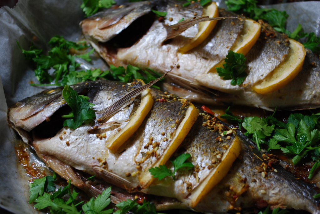 Carp sa oven - 9 na mga recipe para sa masarap na bake ng isda