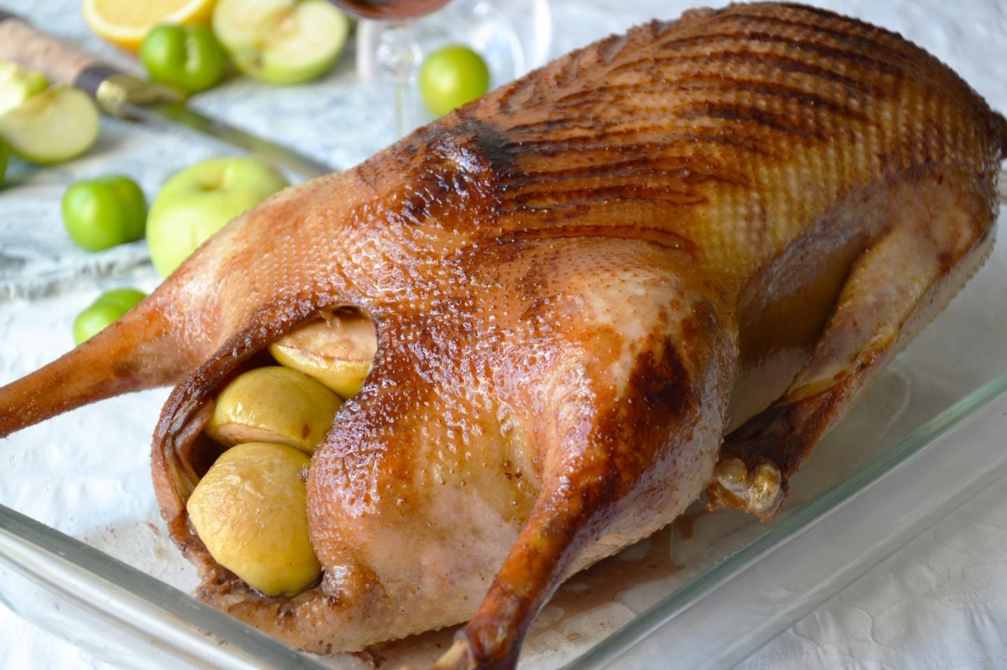How to cook a goose - 12 recipes for delicious cooking in whole and in ...